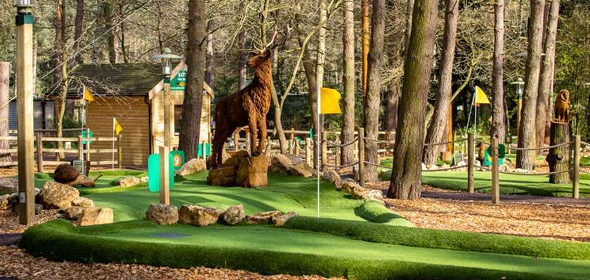 Playing Adventure Golf | Center Parcs